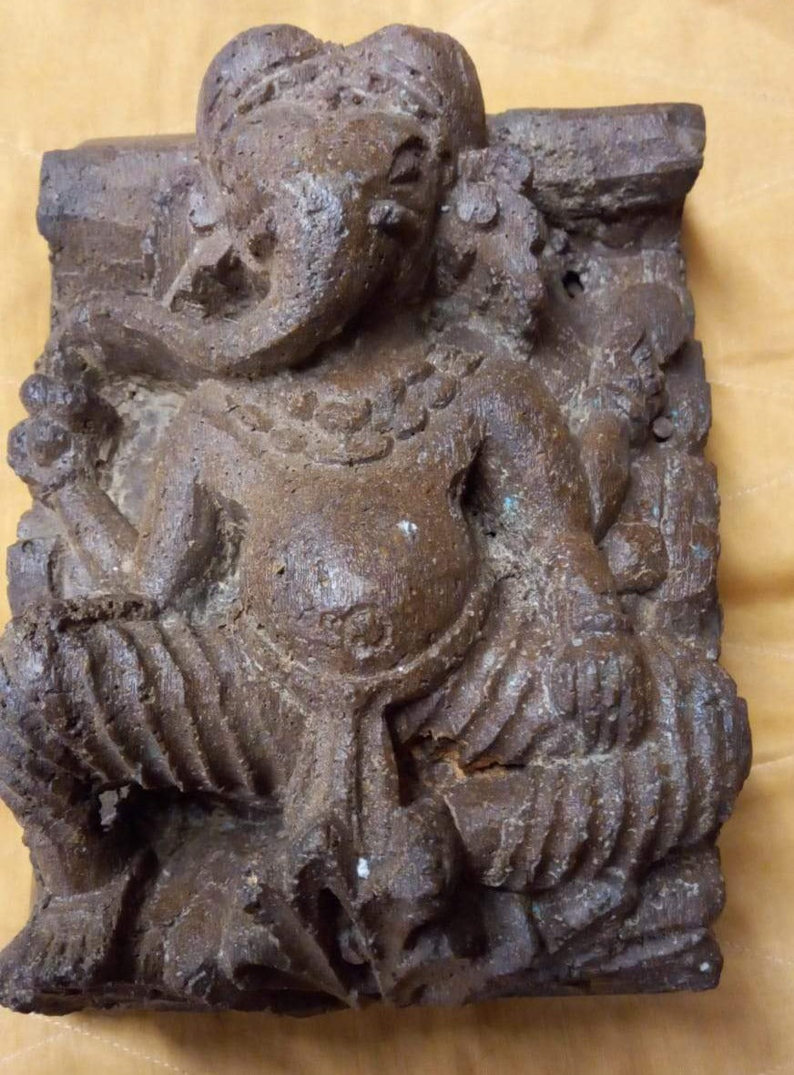 Wandhängende Ganesha-Holzstatue – Mytri Designs EU