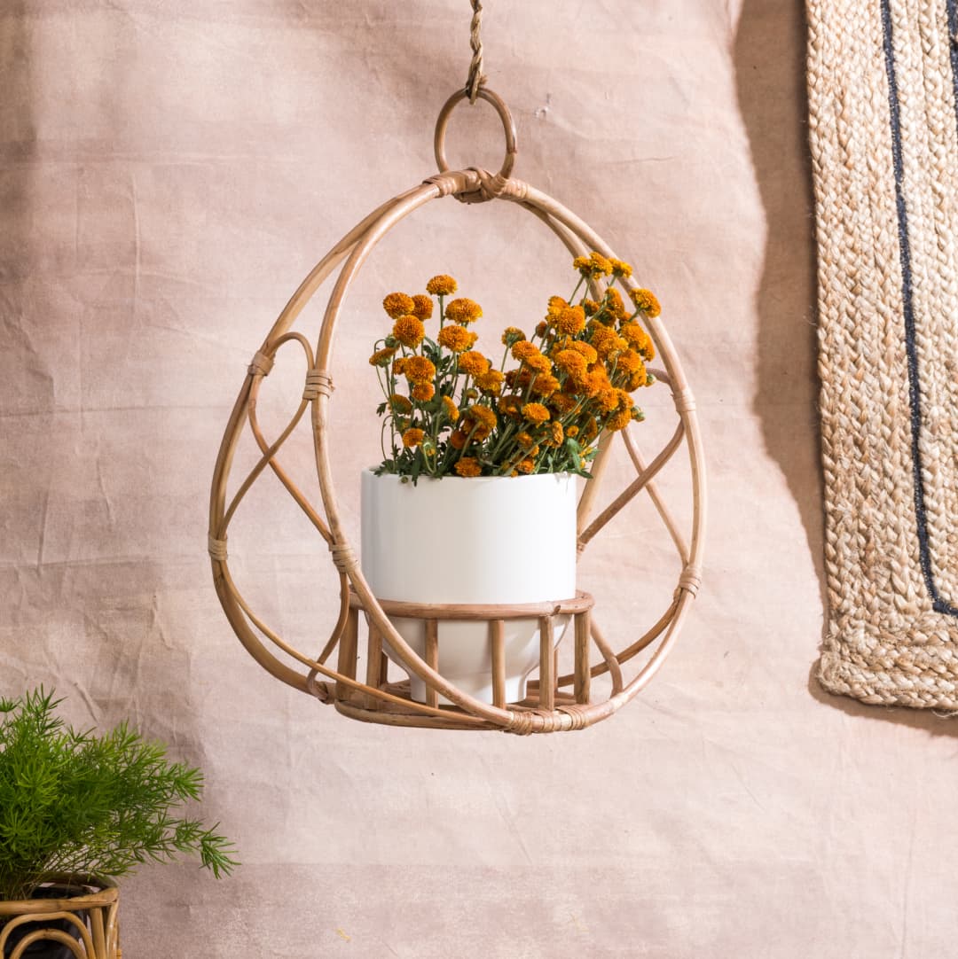 Hängender Blumentopfhalter aus Rattan - Beth Gamla – Mytri Designs EU